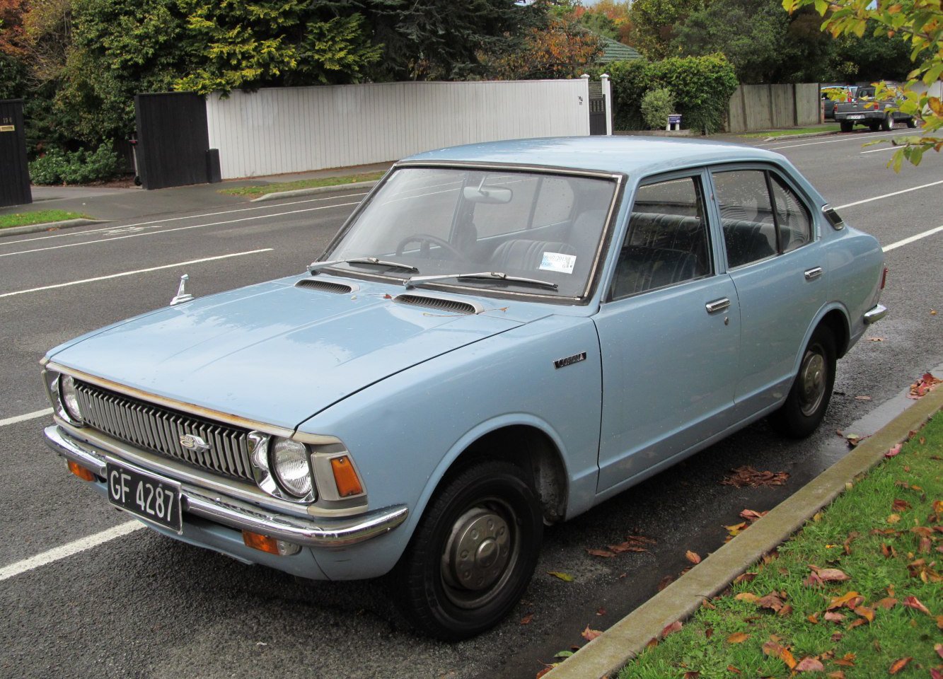 Toyota Corolla II 4-door sedan (E20) 1200 (68 Hp)